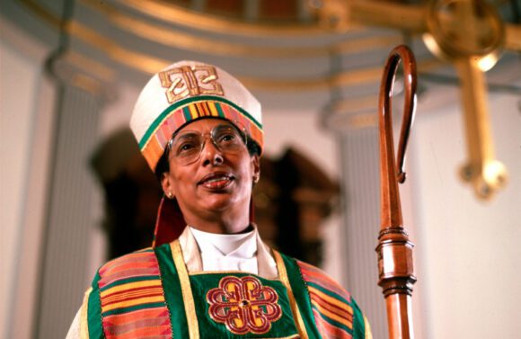 Remembering the Right Rev. Barbara Harris, the First Female Bishop in ...